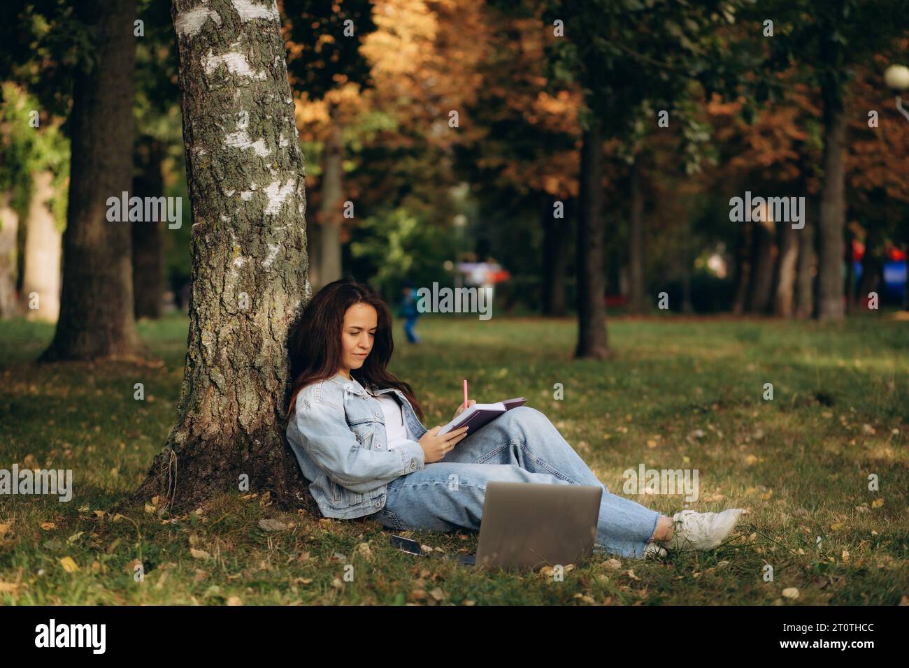 Studying under tree hi-res stock photography and images - Alamy