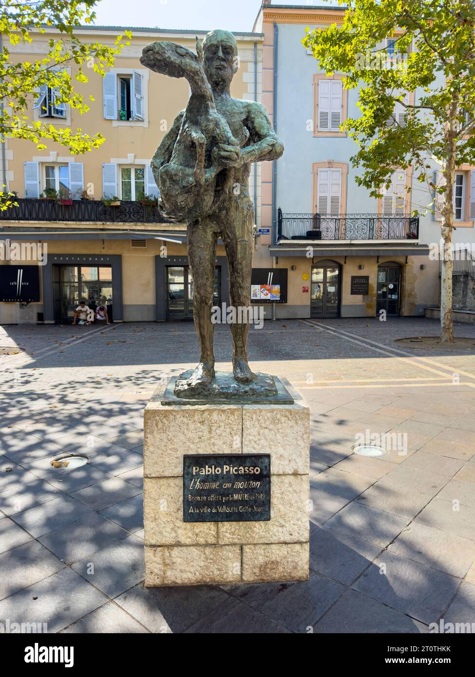 "Man with a Sheep" (L'homme au mouton)", bronze statue by Pablo Picasso ...