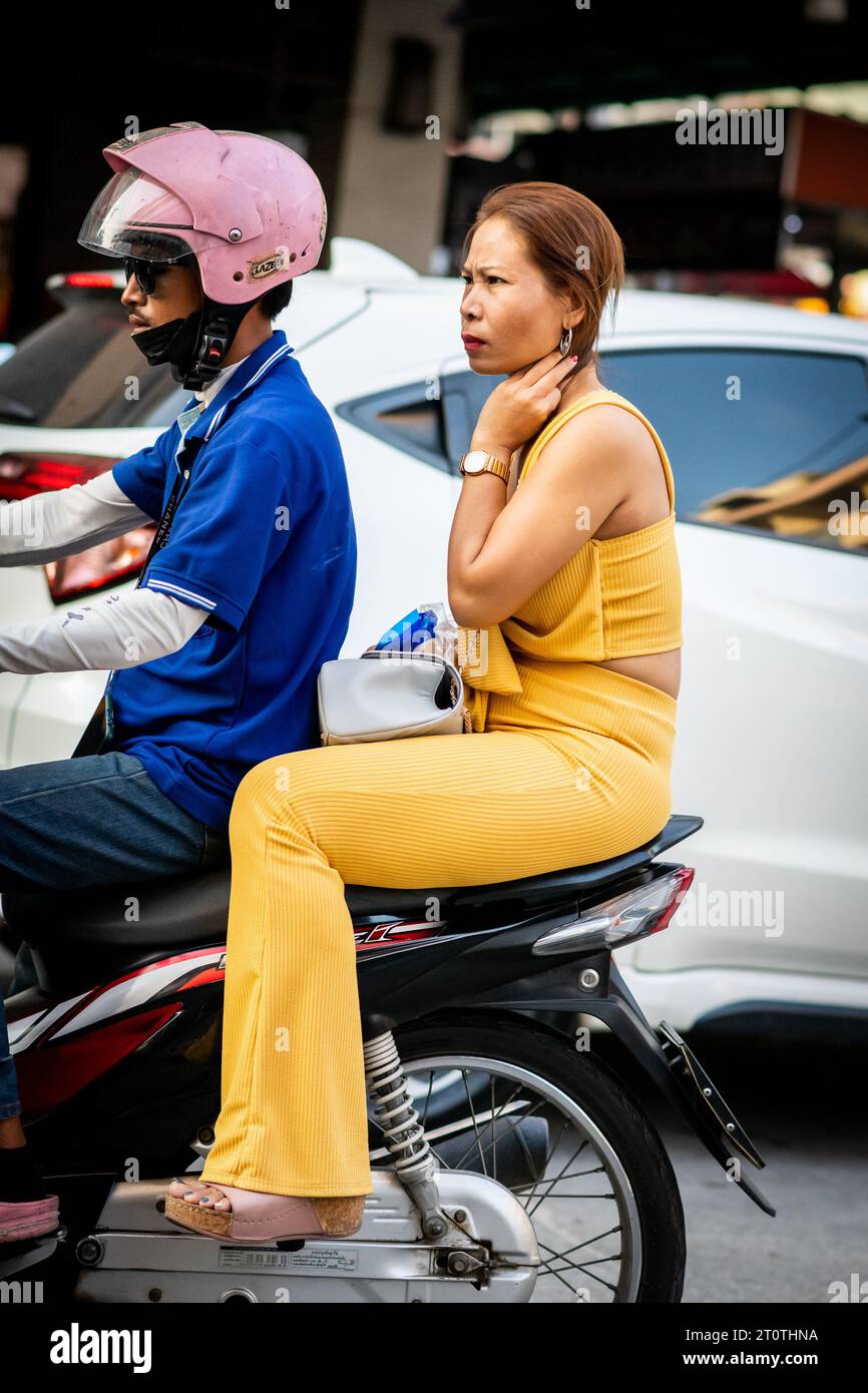 Local Thai people, tourists and residents rush past the busy junction ...
