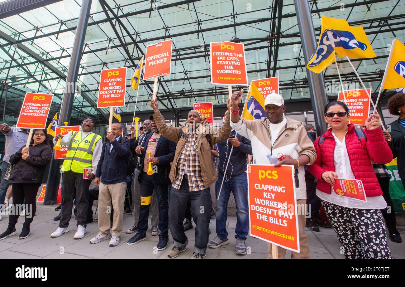 Civil servants picket line hi-res stock photography and images - Alamy