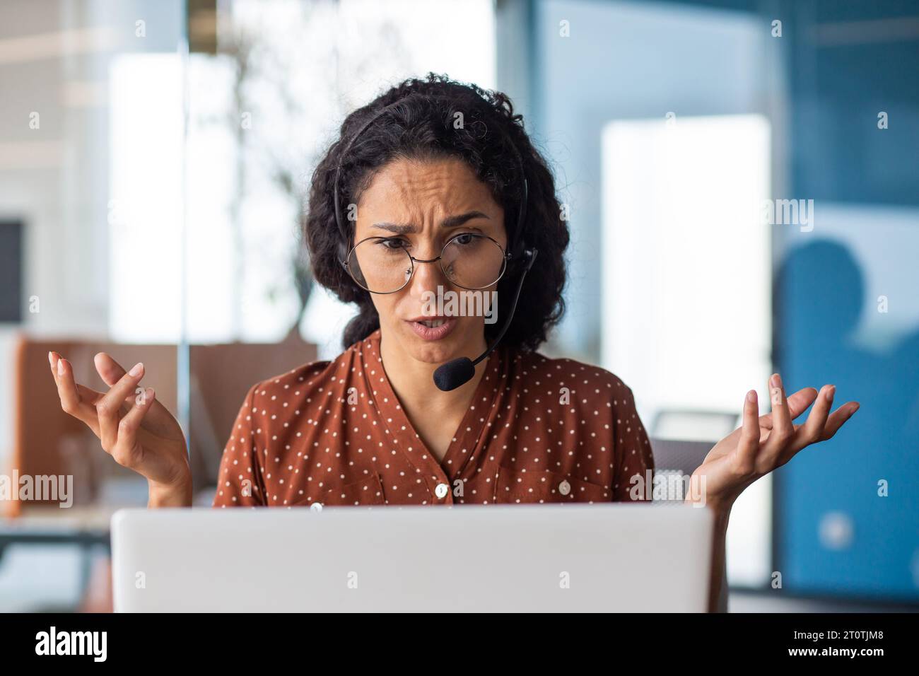 Inside an indian call center office hi-res stock photography and images ...