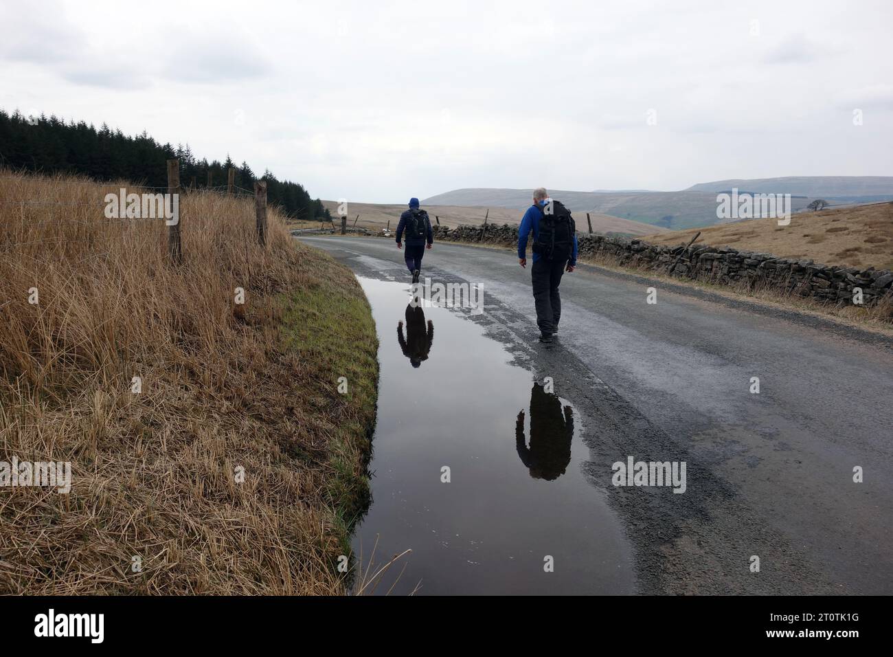 Couple water puddle reflection hi-res stock photography and images - Alamy