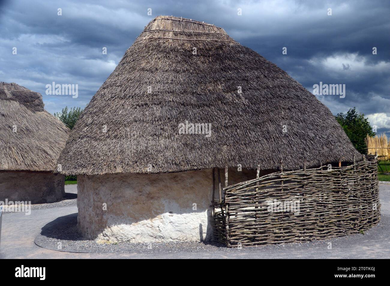 A Replica Neolithic House Outside Stonehenge Visitor Exhibition Centre ...