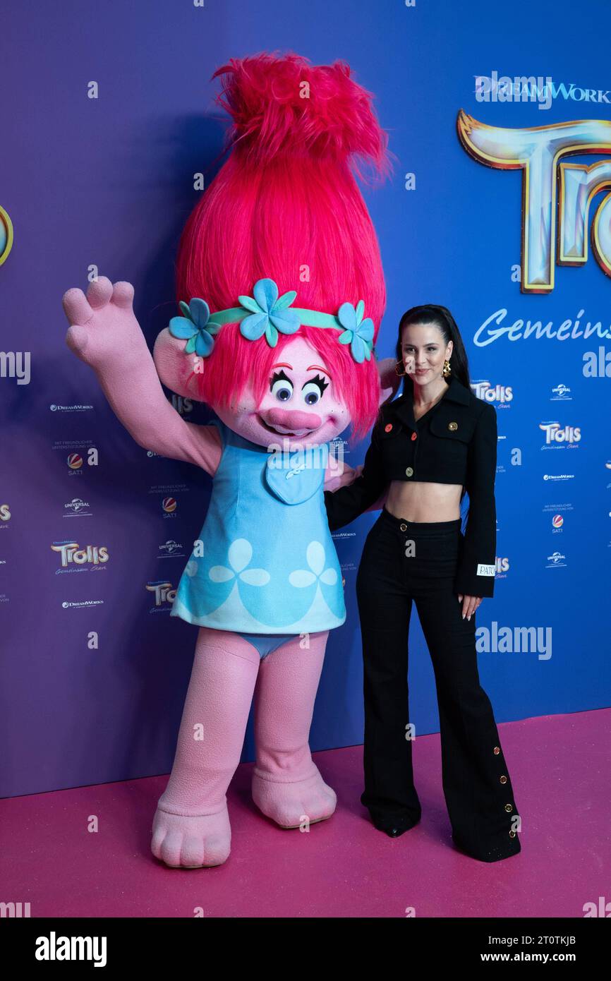 Saengerin LENA, Lena Meyer-Landrut, Synchronsprecherin, mit der Figur ...