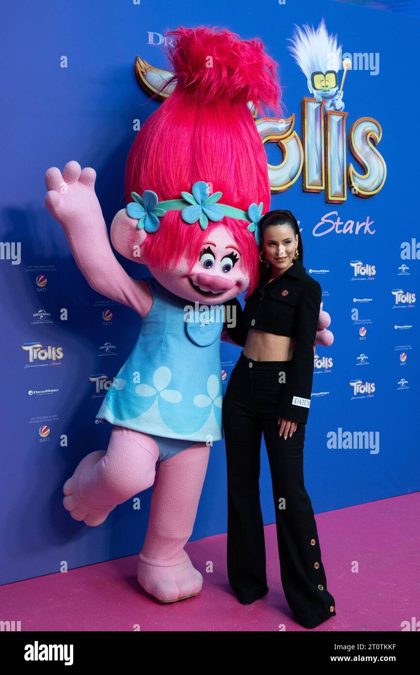 Saengerin LENA, Lena Meyer-Landrut, Synchronsprecherin, mit der Figur ...