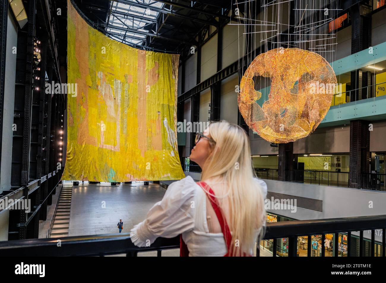 El anatsui tate hi-res stock photography and images - Alamy