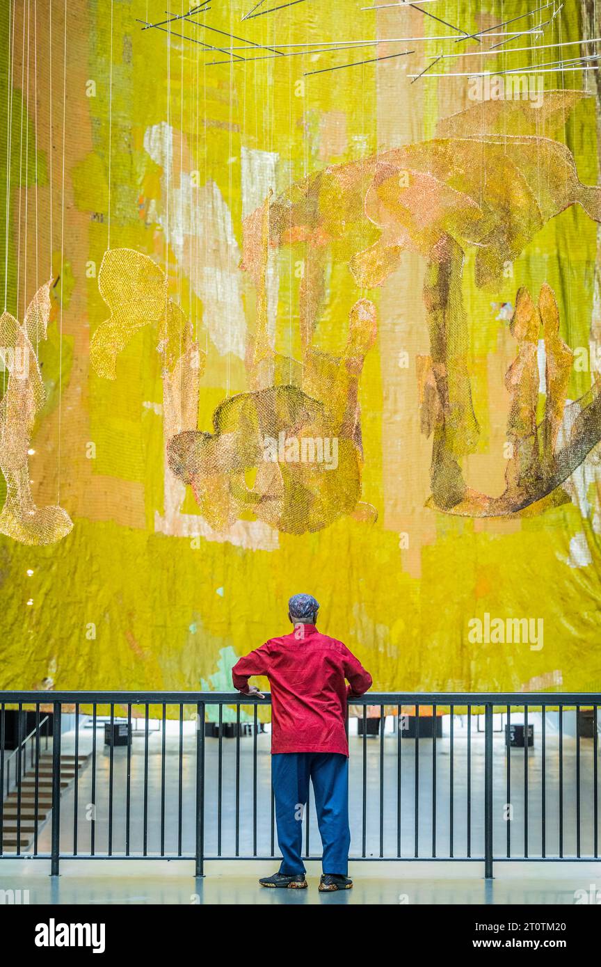 El anatsui at tate modern art gallery hi-res stock photography and ...