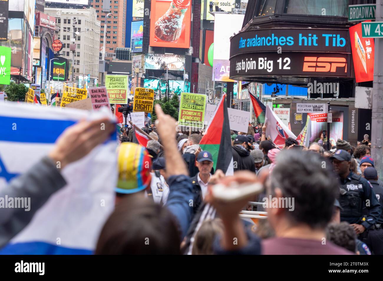 Counter-protesters holding Israeli flags are separated by NYPD officers ...
