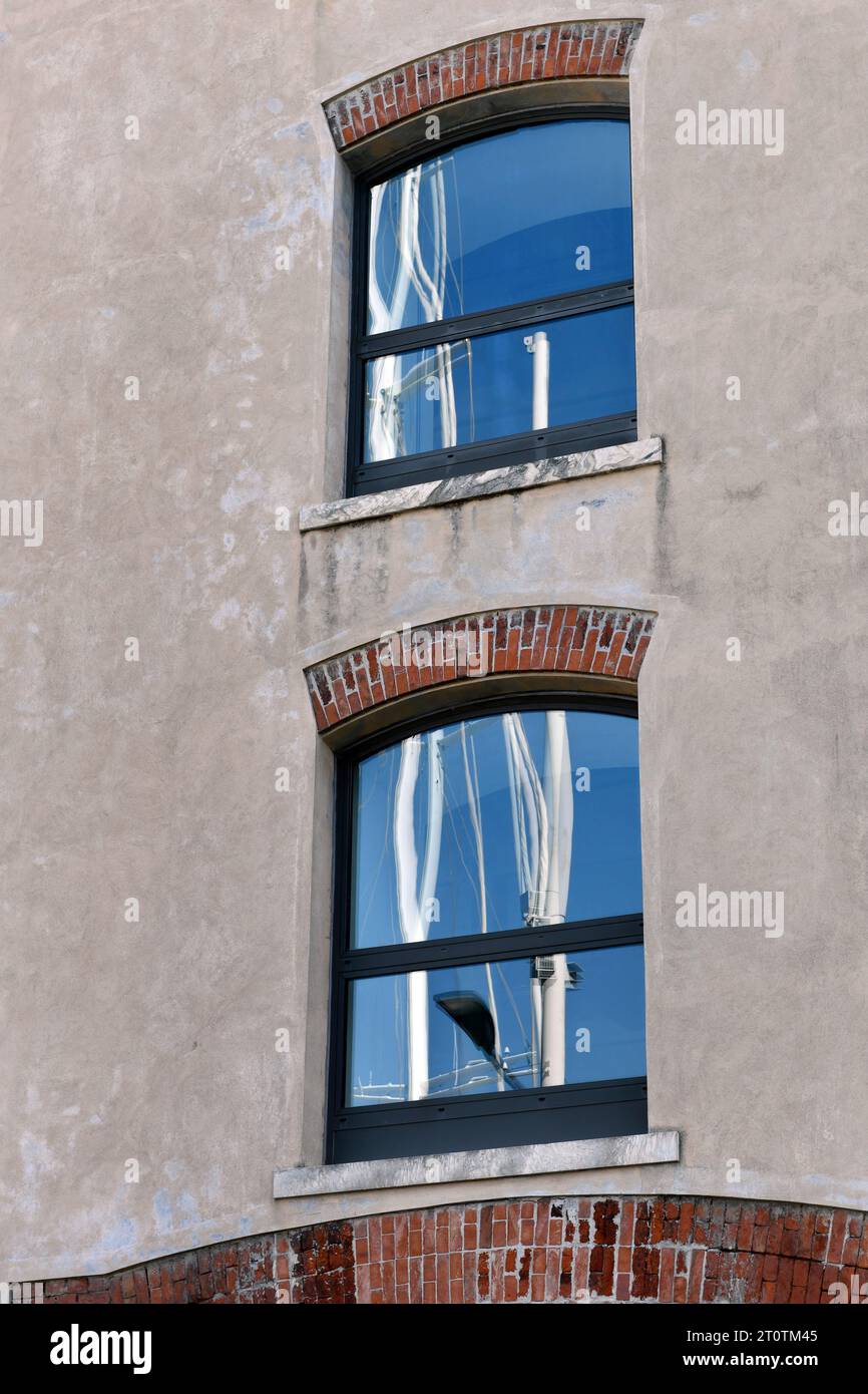 Windows urban hi-res stock photography and images - Alamy