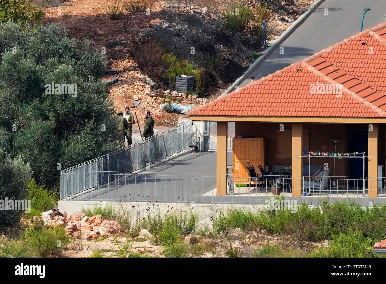 Israeli soldiers deploy between houses in the Israeli town of Metula ...