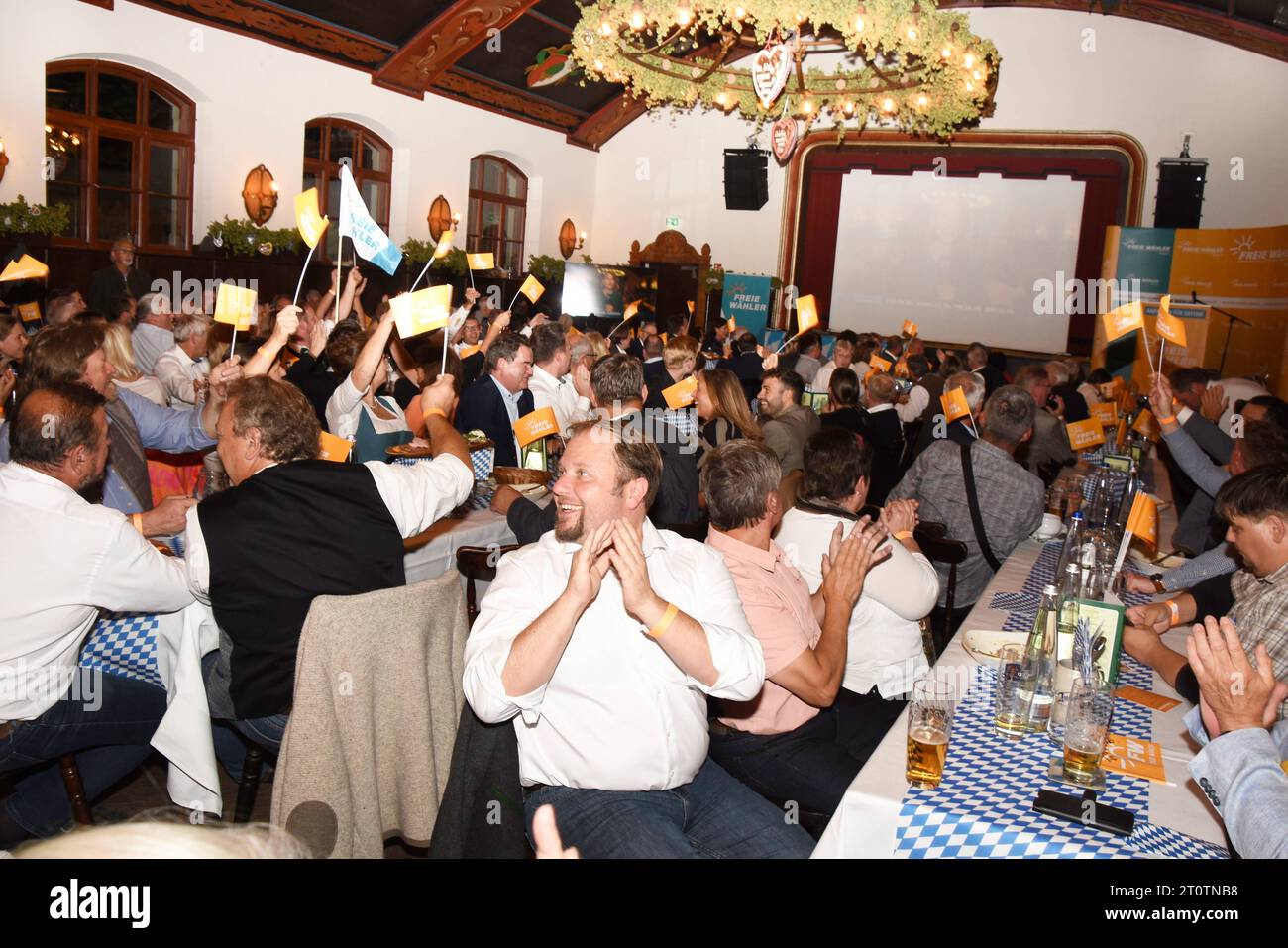 Wahlparty Besucher Muenchen 08.10.2023 Augustinerkeller Freie Waehler ...