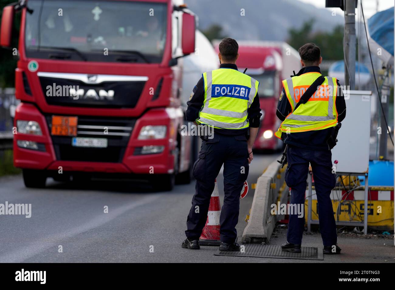 German federal police officers check trucks at the Austrian-German ...