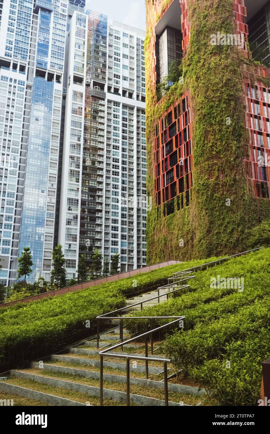Plant covered singapore skyscraper hi-res stock photography and images ...