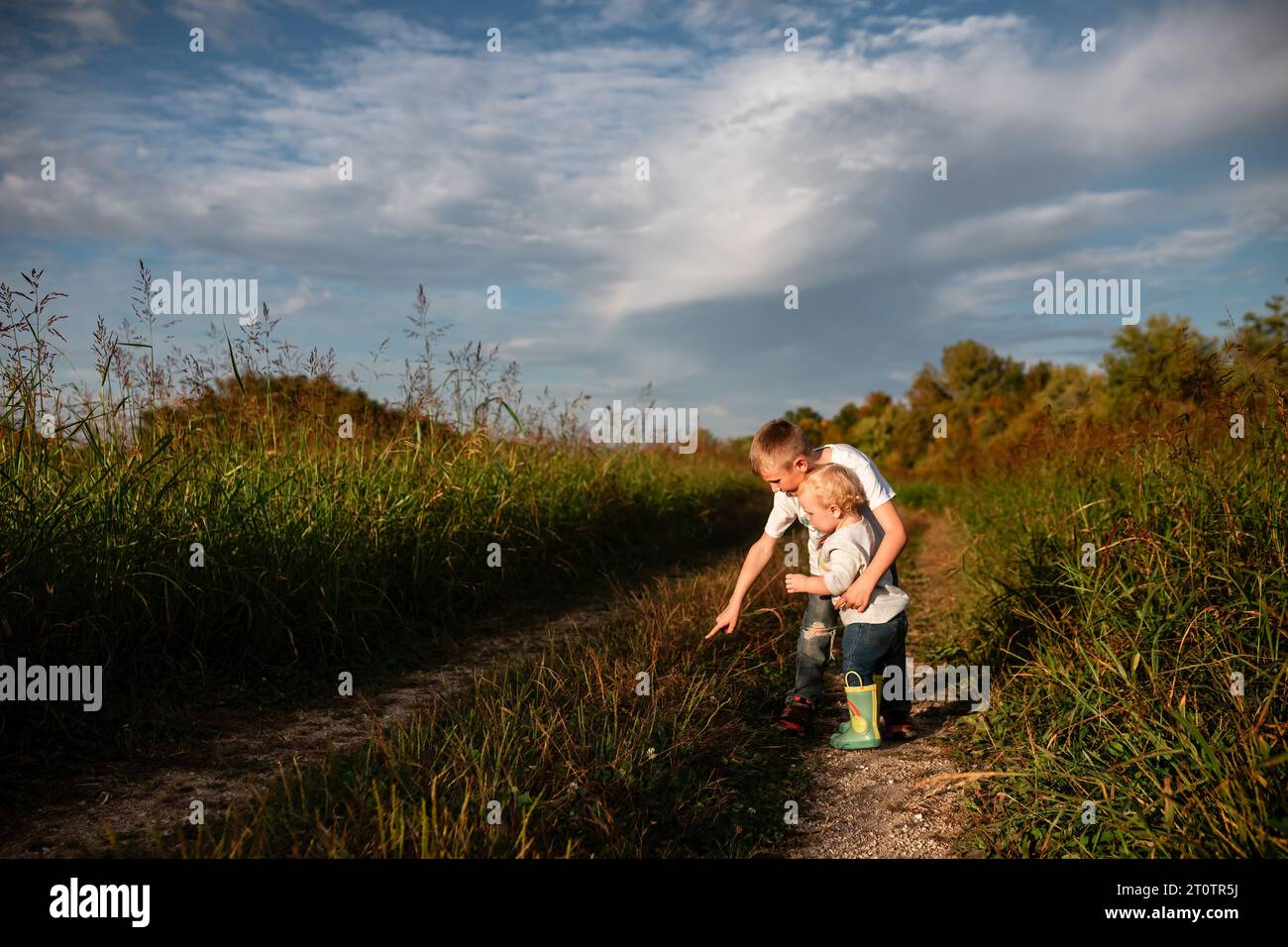 Little kid pointing sky hi-res stock photography and images - Alamy