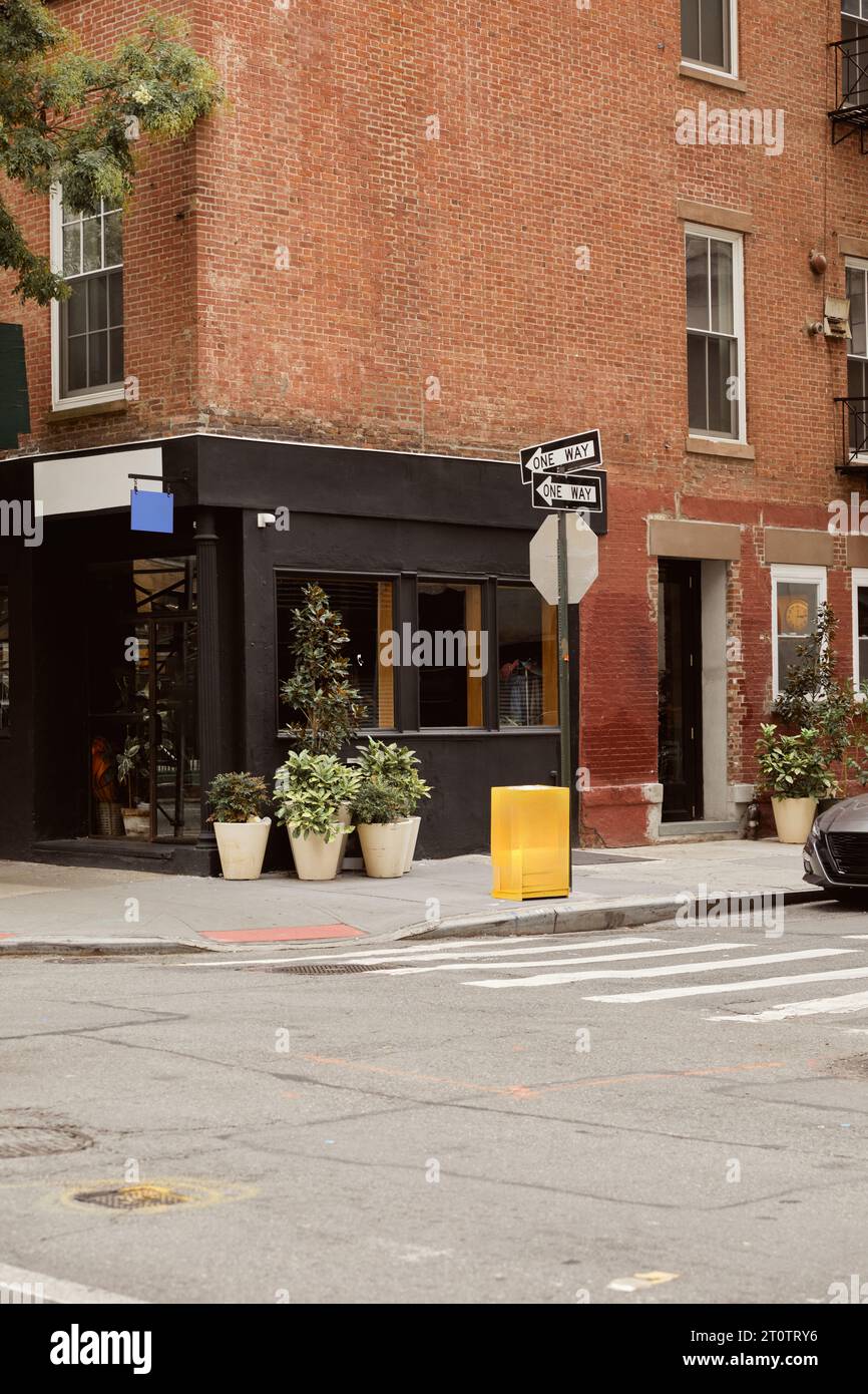 Storefront setting hi-res stock photography and images - Alamy