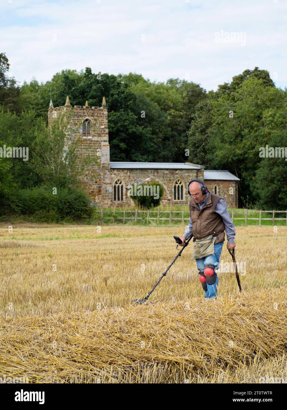 METAL DETECTING IN A NORTH LINCOLNSHIRE VILLAGE. OLD CHURCH BACKGROUND ...