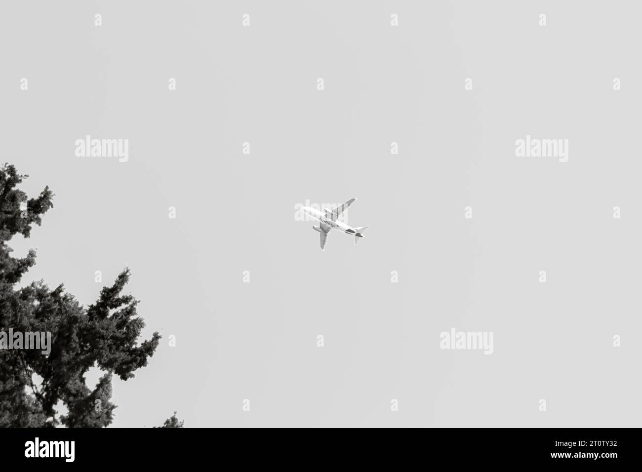 Underneath of aircraft wing hi-res stock photography and images - Alamy