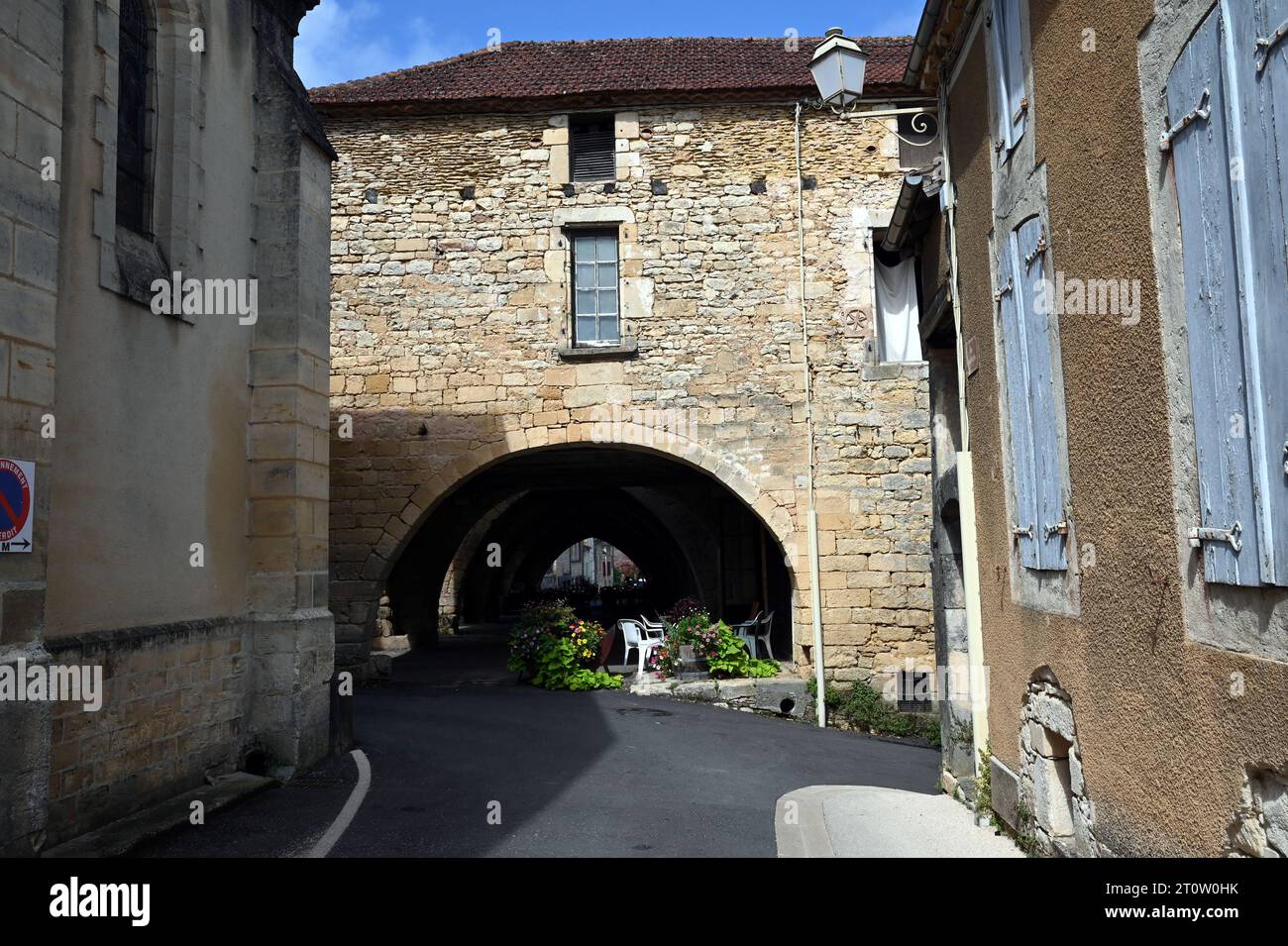 Back street in the bastide village of Villfranche-du-Périgord in the ...