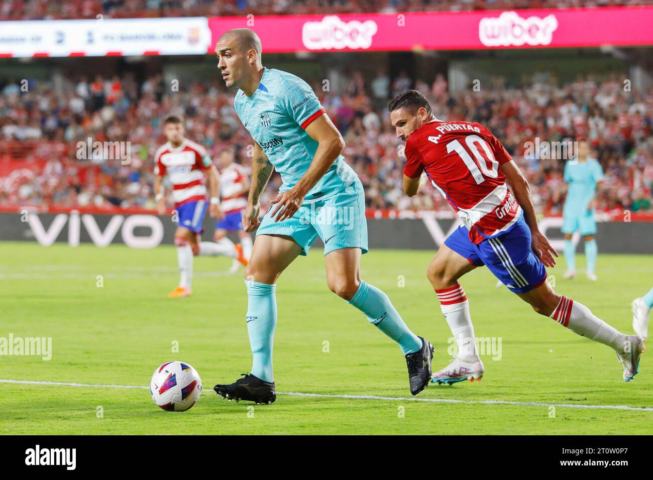 Oriol Romeu of FC Barcelona and Antonio Puertas of Granada during the Spanish championship La ...