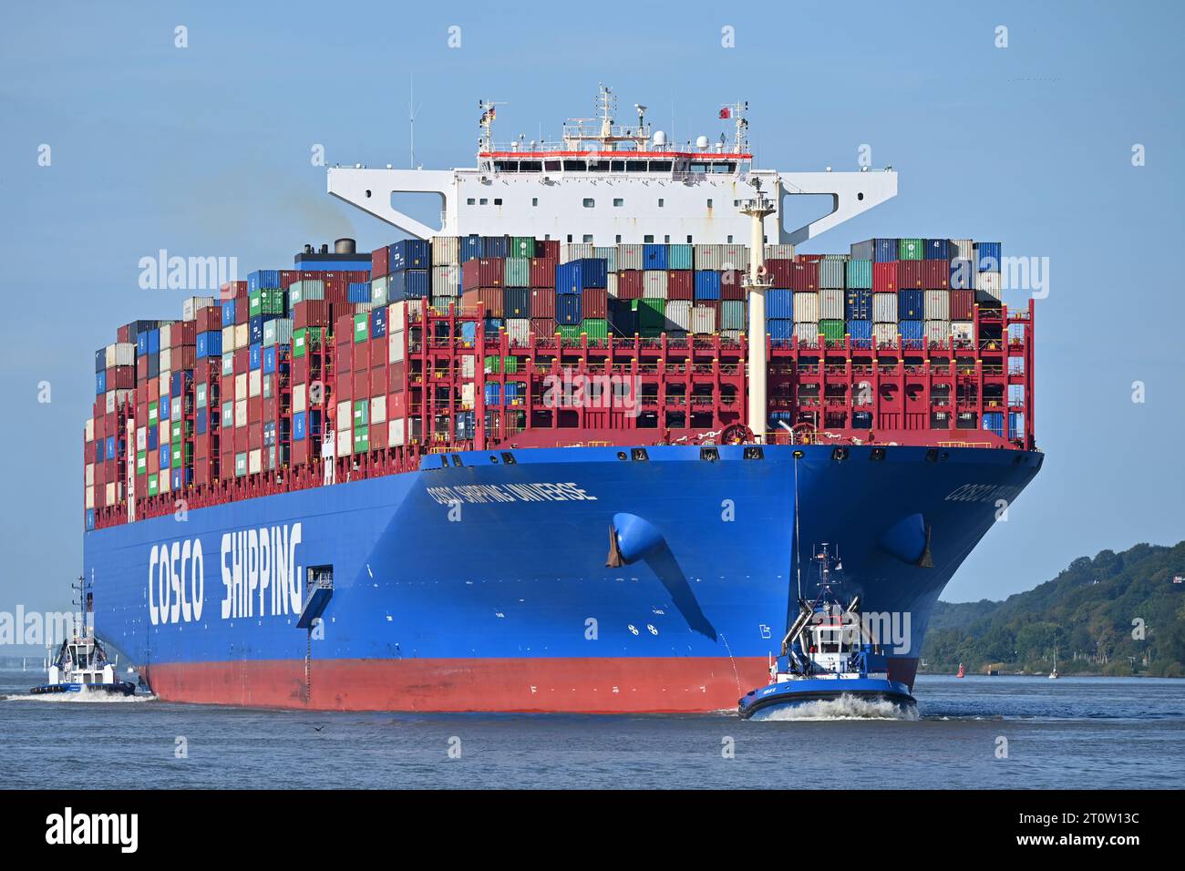 Containership COSCO SHIPPING UNIVERSE arrives at the port of Hamburg ...