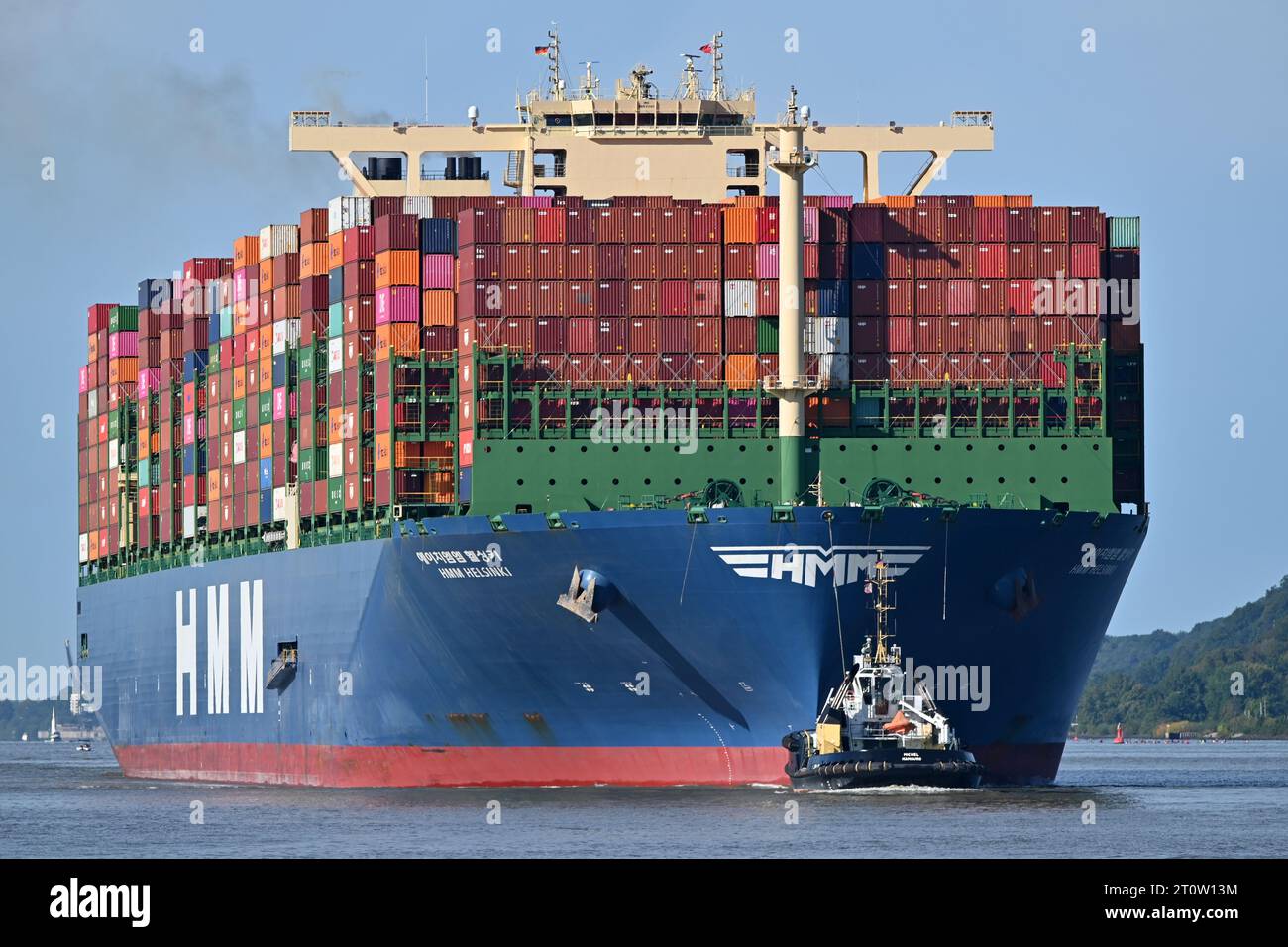 24.000 TEU Containerhsip HMM HELSINKI arrives at the port of Hamburg ...