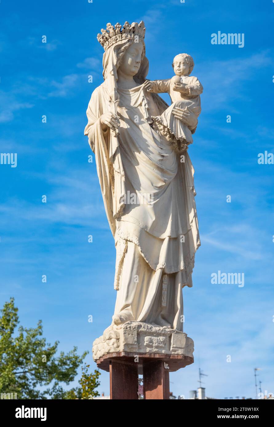 A copy of the revered 14th century statue known as the Virgin of Paris ...