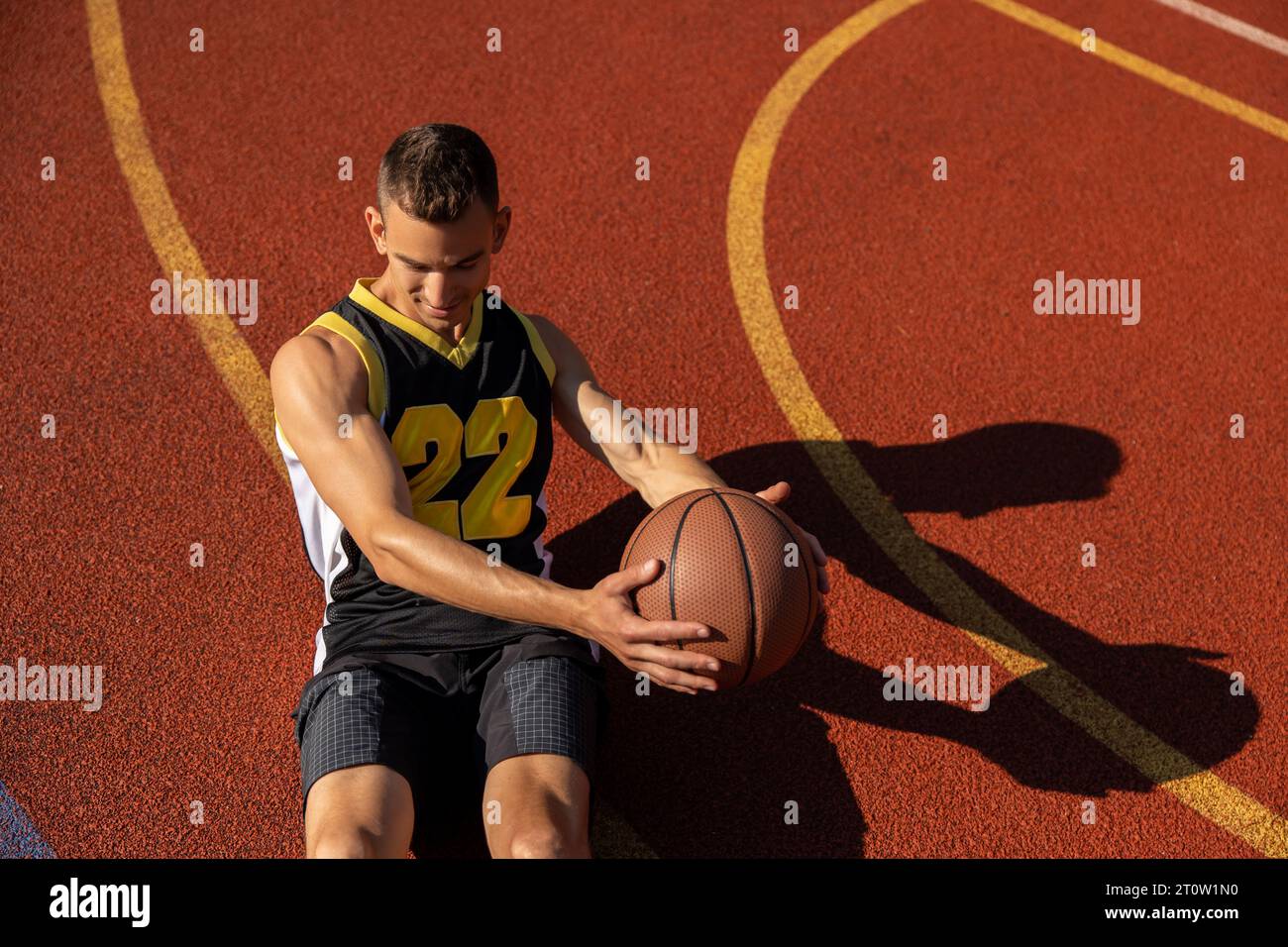 Athletic man doing sit ups and crunches exercising abdominal muscles ...