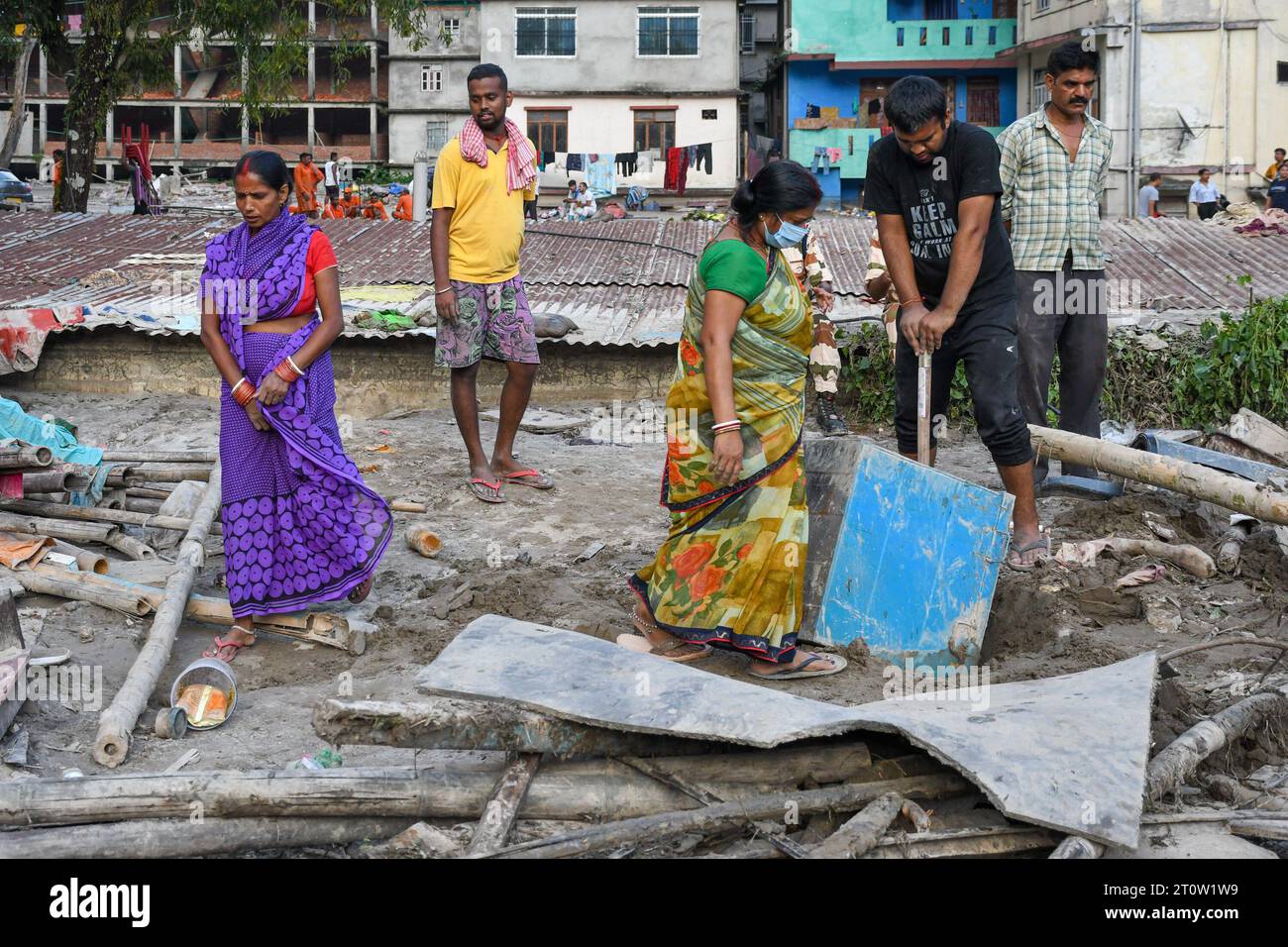 Rangpo, India. 08th Oct, 2023. People inspect their submerged houses in ...