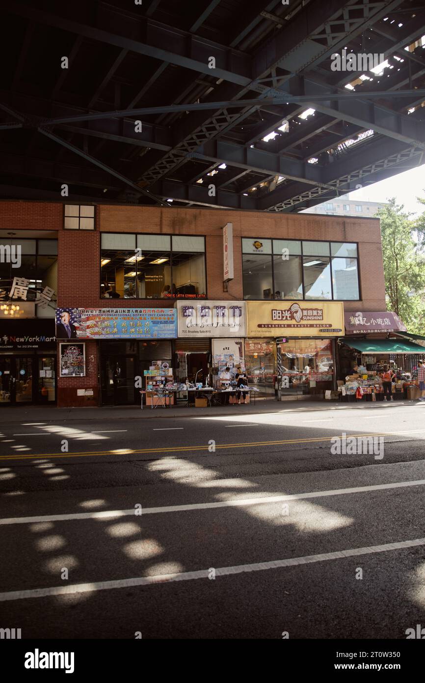NEW YORK, USA - NOVEMBER 26, 2022: people near shops and street vendors ...