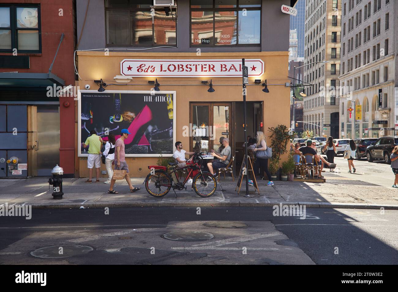 NEW YORK, USA - NOVEMBER 26, 2022: eds lobster bar, bicycle and ...