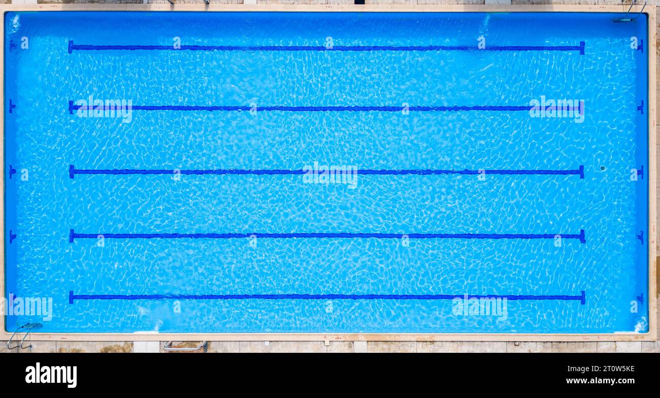 The sun's rays dance on the sparkling water of the sports pool ...