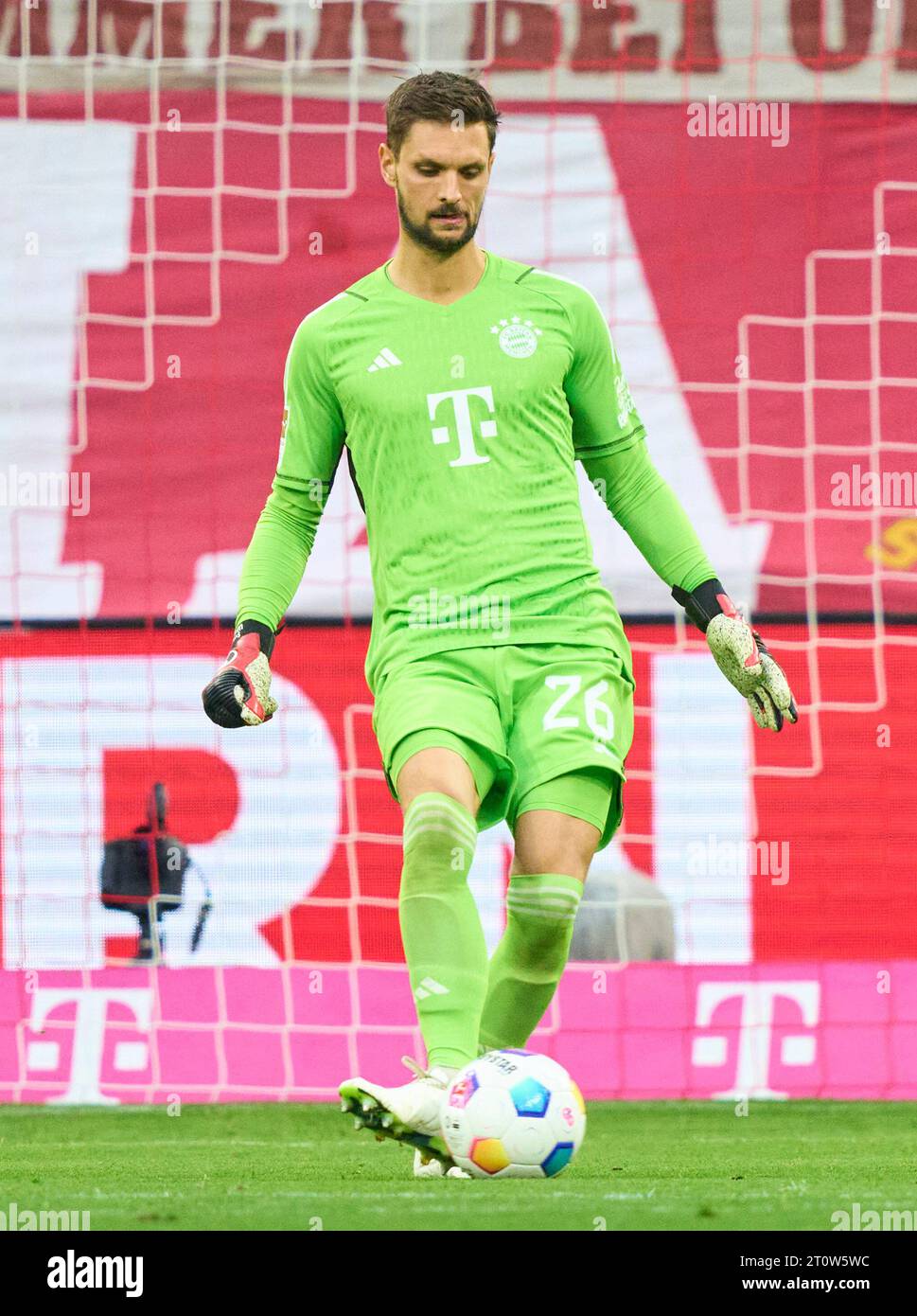 Munich, Germany. 08th Oct, 2023. Sven ULREICH, FCB 26 goalkeeper, in ...