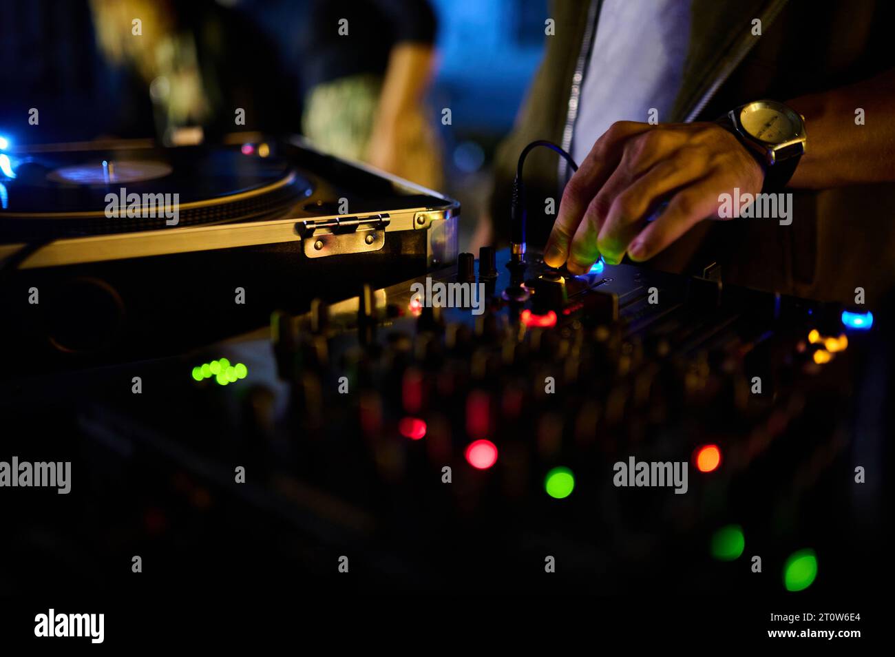 Djs hand hi-res stock photography and images - Alamy