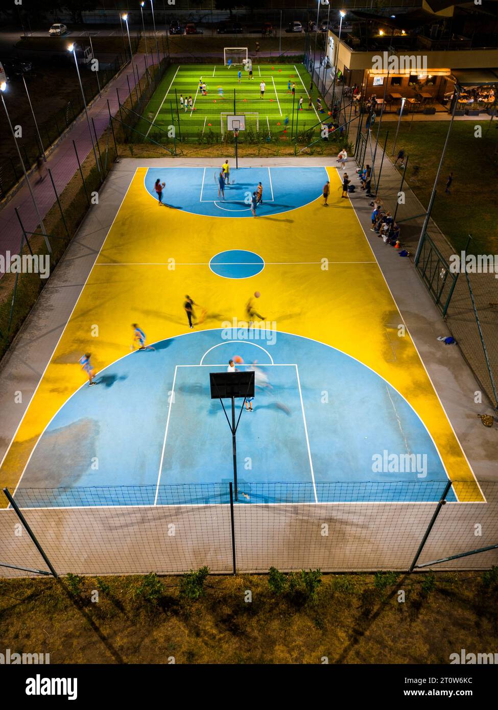 Shooting hoops kids hi-res stock photography and images - Alamy