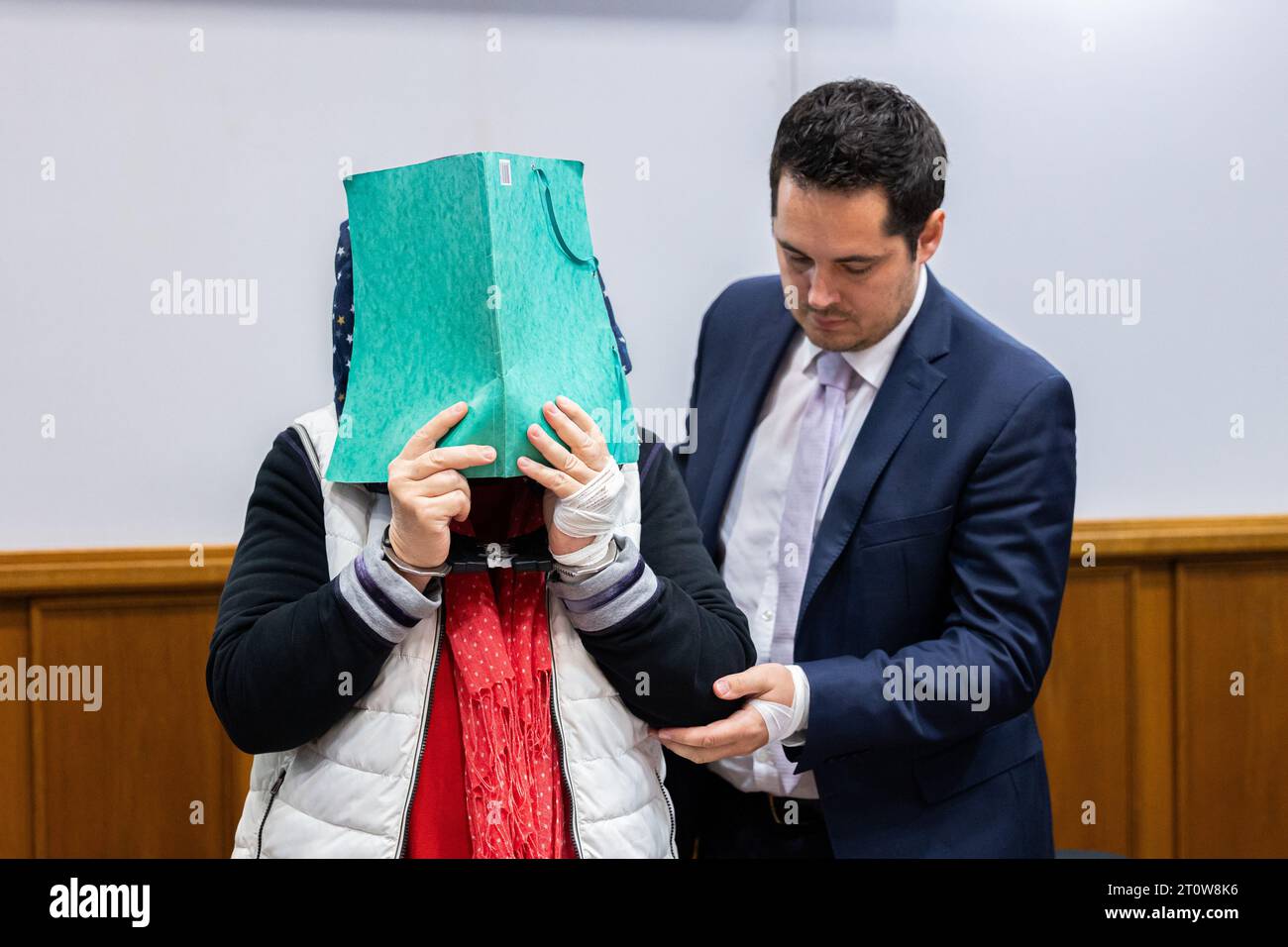 09 October 2023, Lower Saxony, Bückeburg: The defendant (l) stands next ...