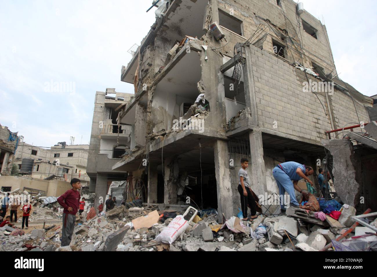 Rafah, Gaza. 09th Oct, 2023. Palestinians retrieves salvageable items ...
