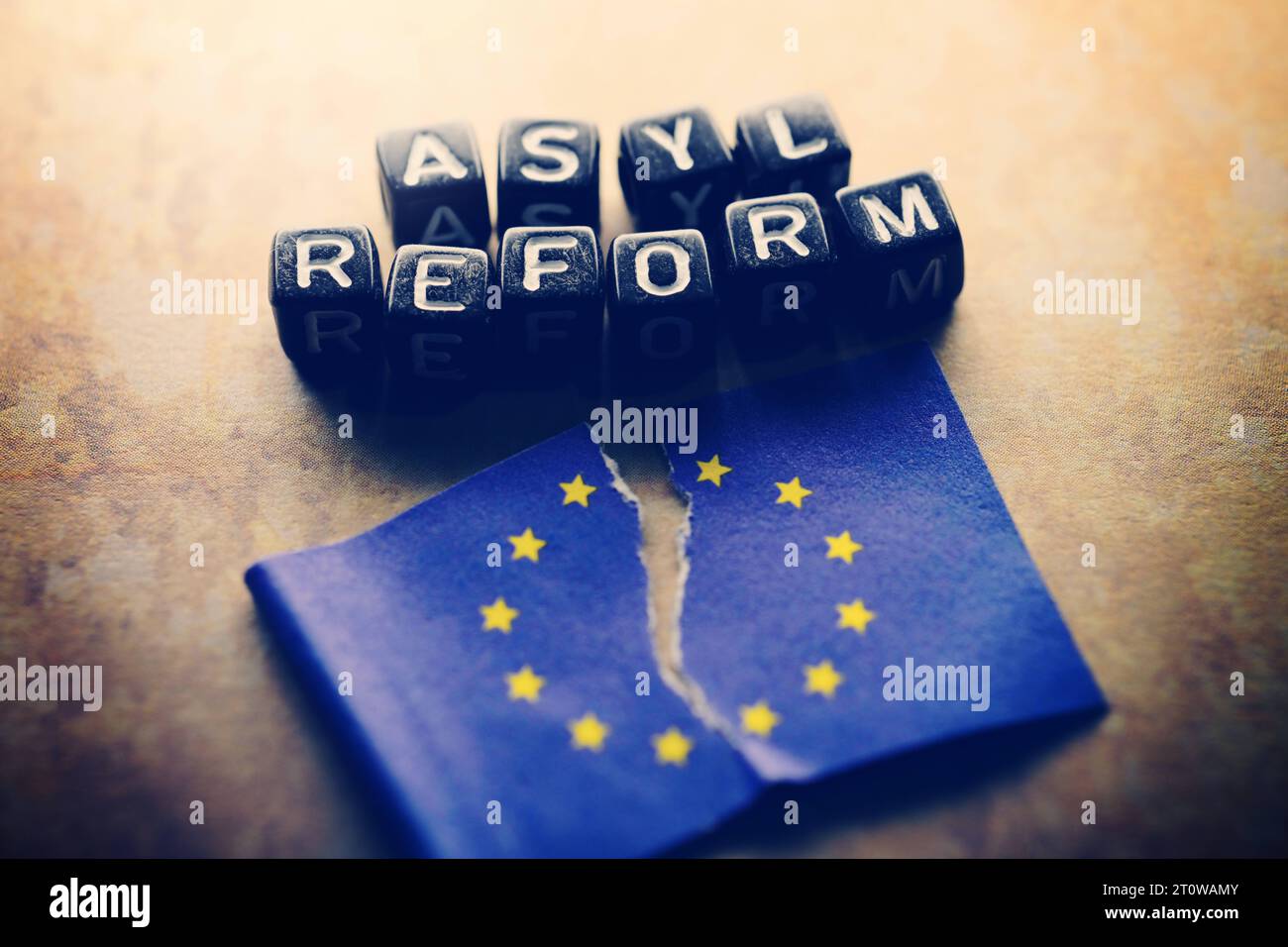EU-Fahne mit Riss und Schriftzug Asylreform, Symbolfoto EU-Streit und ...