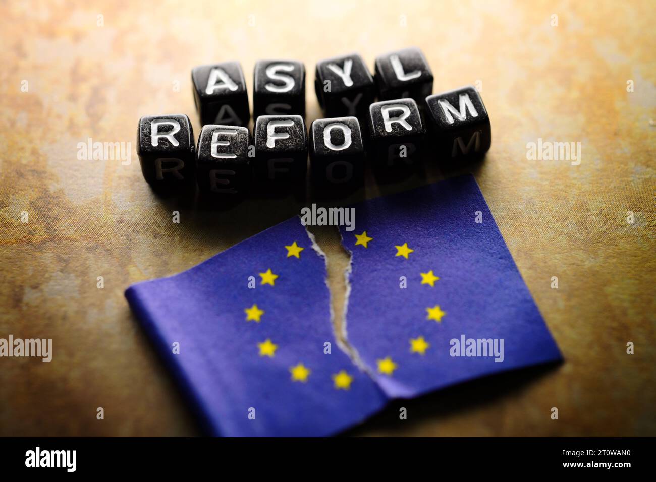 EU-Fahne mit Riss und Schriftzug Asylreform, Symbolfoto EU-Streit und ...