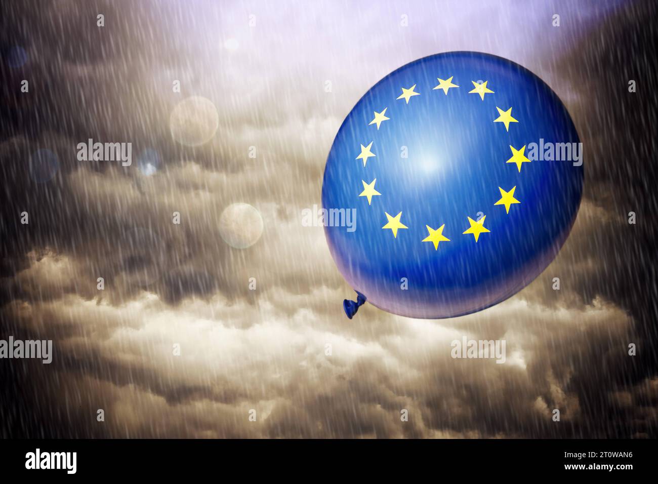 FOTOMONTAGE, EU-Ballon vor dunklen Wolken im Regen, Symbolfoto EU ...