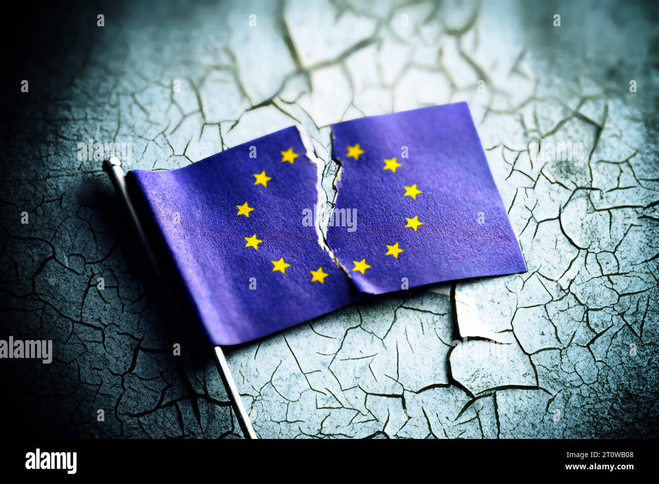 FOTOMONTAGE, EU-Fahne mit Riss, Symbolfoto EU-Streit und Uneinigkeit ...