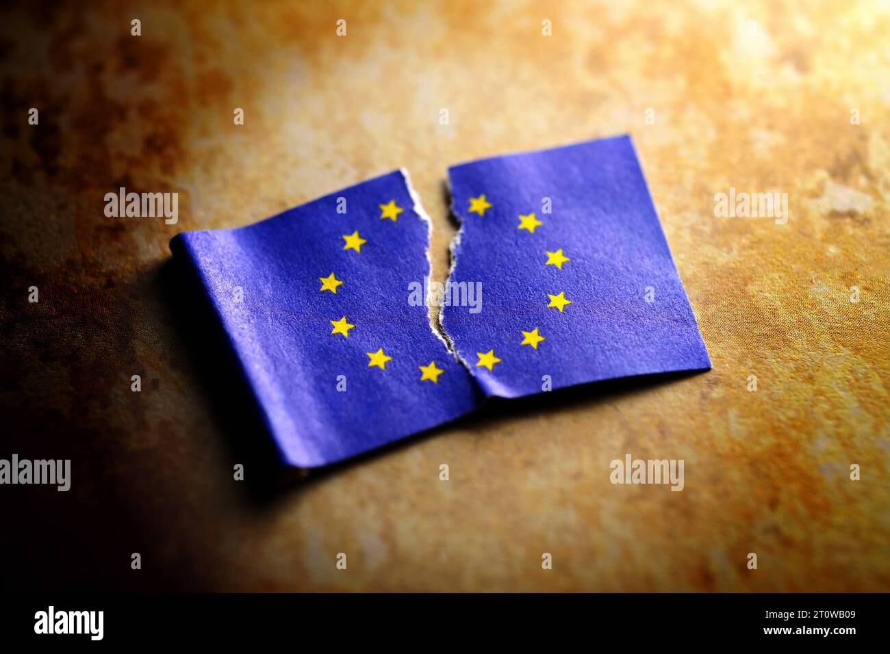EU-Fahne mit Riss, Symbolfoto EU-Streit und Uneinigkeit *** EU flag ...