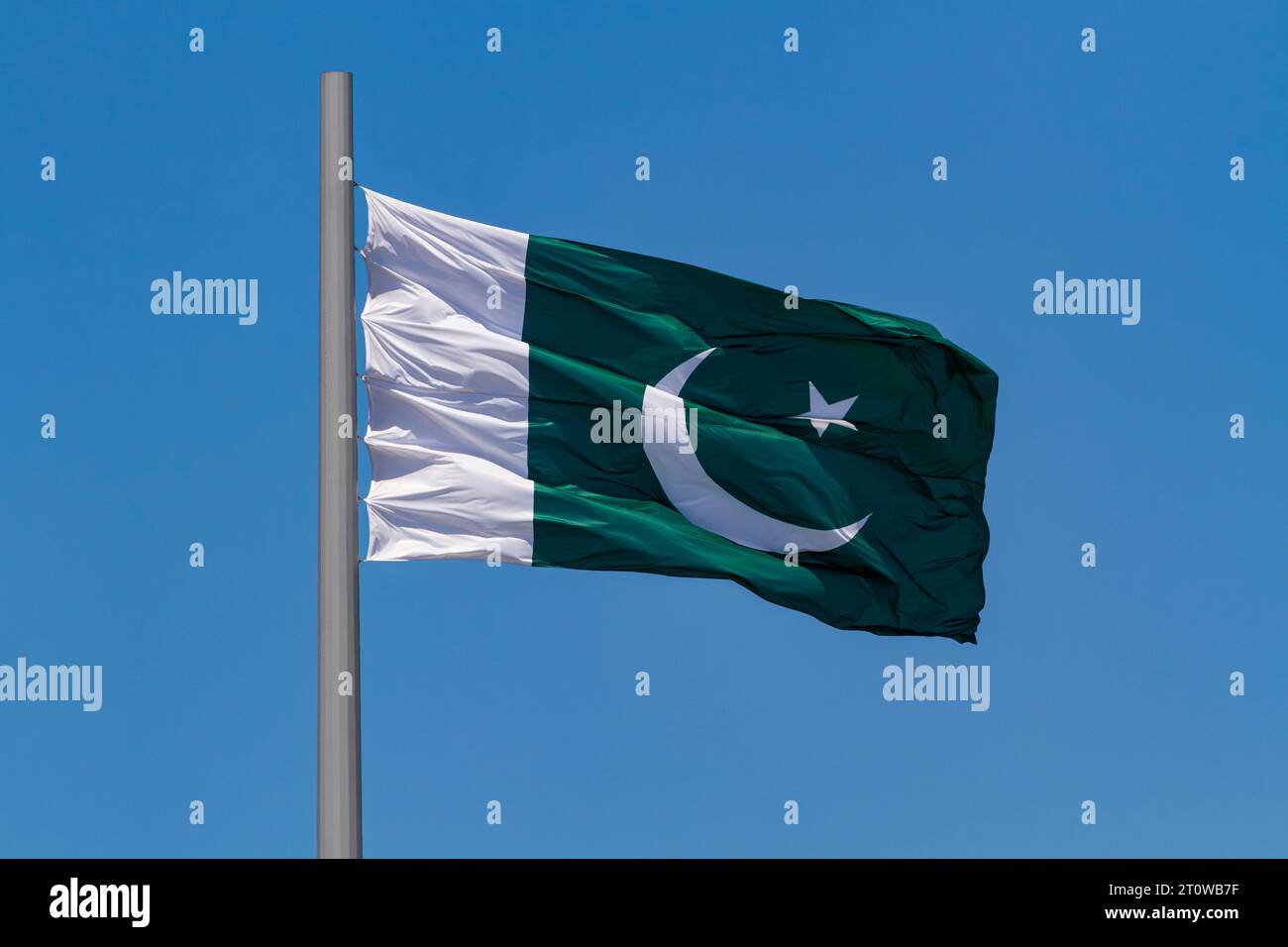 Pakistan flag on flag pole hi-res stock photography and images - Alamy