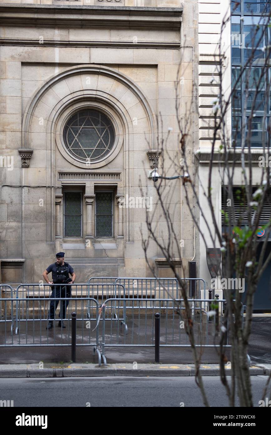Paris, France. 09th Oct, 2023. A French police officer carrying a G36 ...
