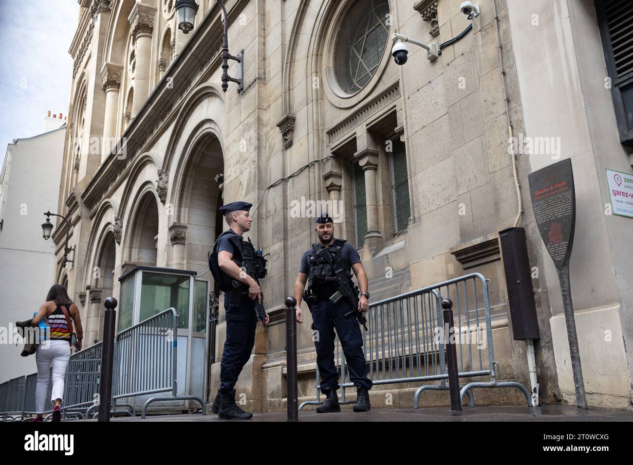 Paris, France. 09th Oct, 2023. A French police officer carrying a G36 ...