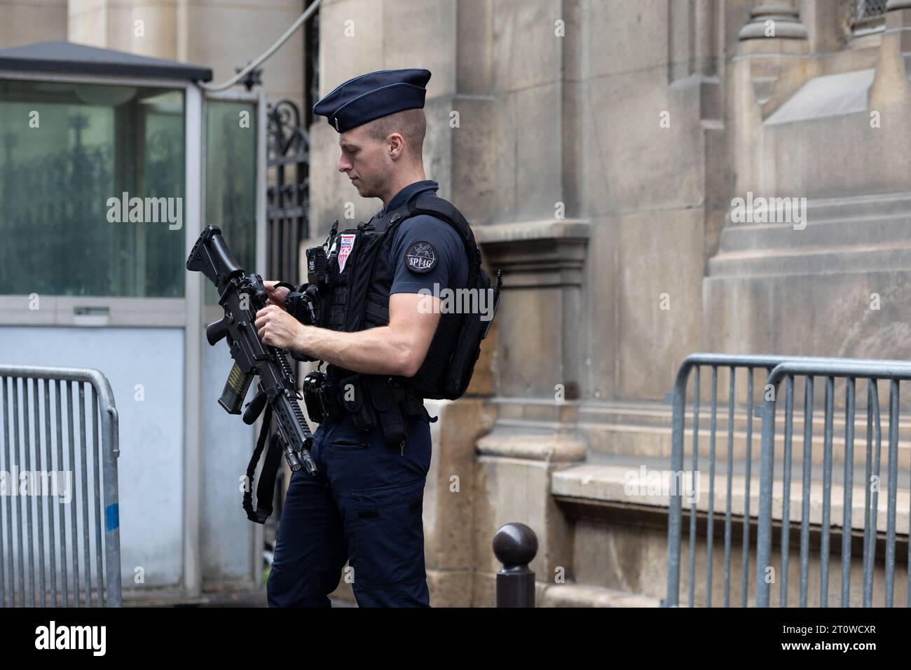 Paris, France. 09th Oct, 2023. A French police officer carrying a G36 ...