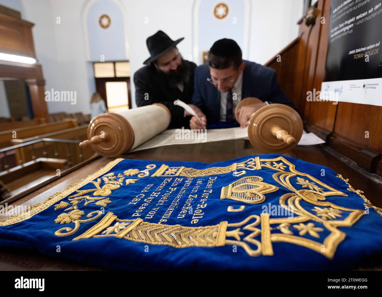 09 October 2023, Saxony-Anhalt, Halle (Saale): Rabbi Rachamim Havi (r ...