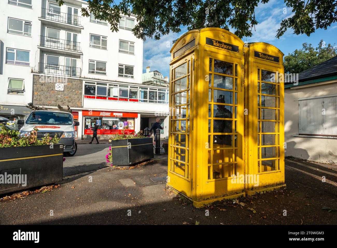 Yellow telephone boxes hi-res stock photography and images - Alamy
