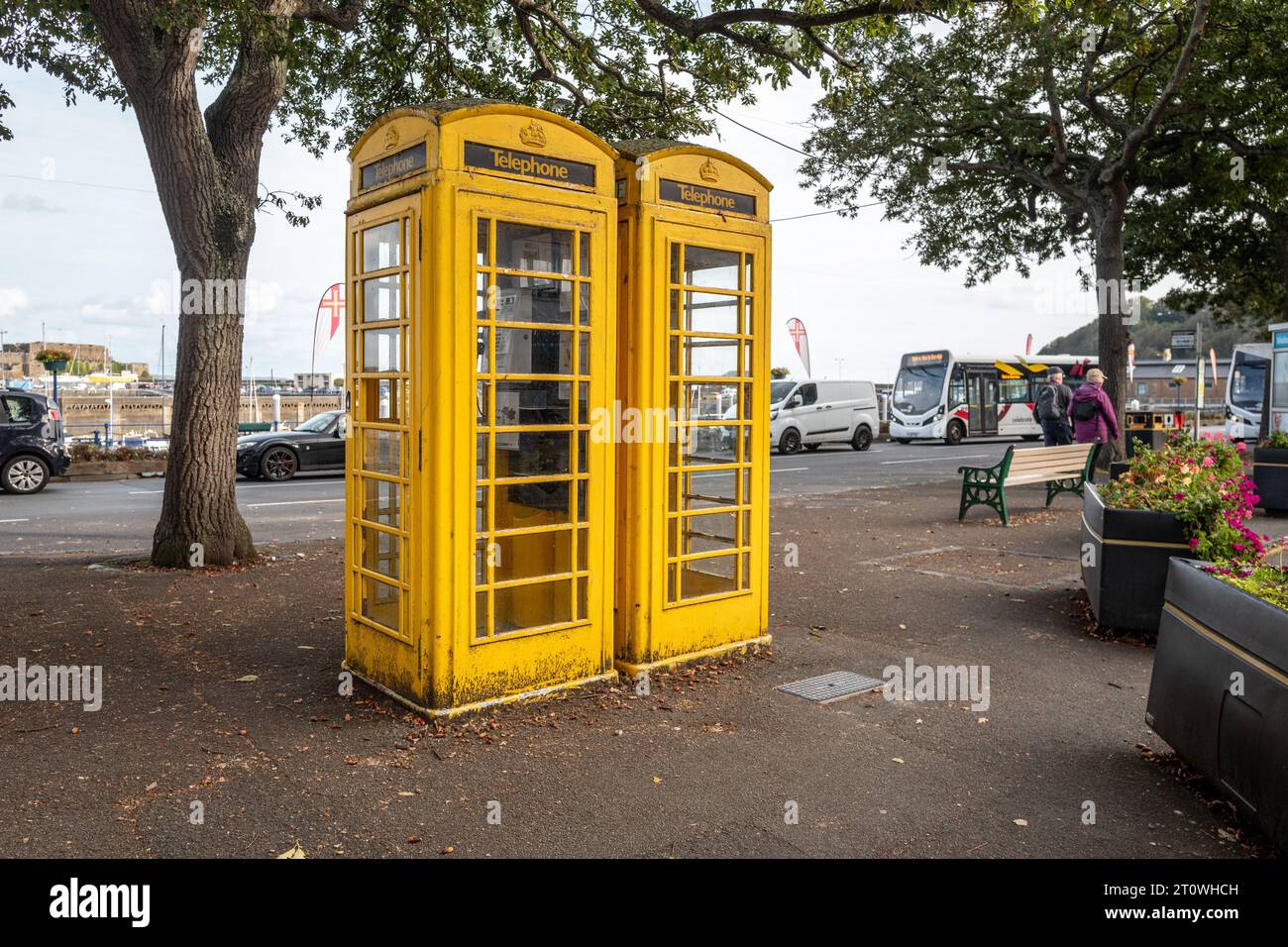 Yellow telephone boxes hi-res stock photography and images - Alamy