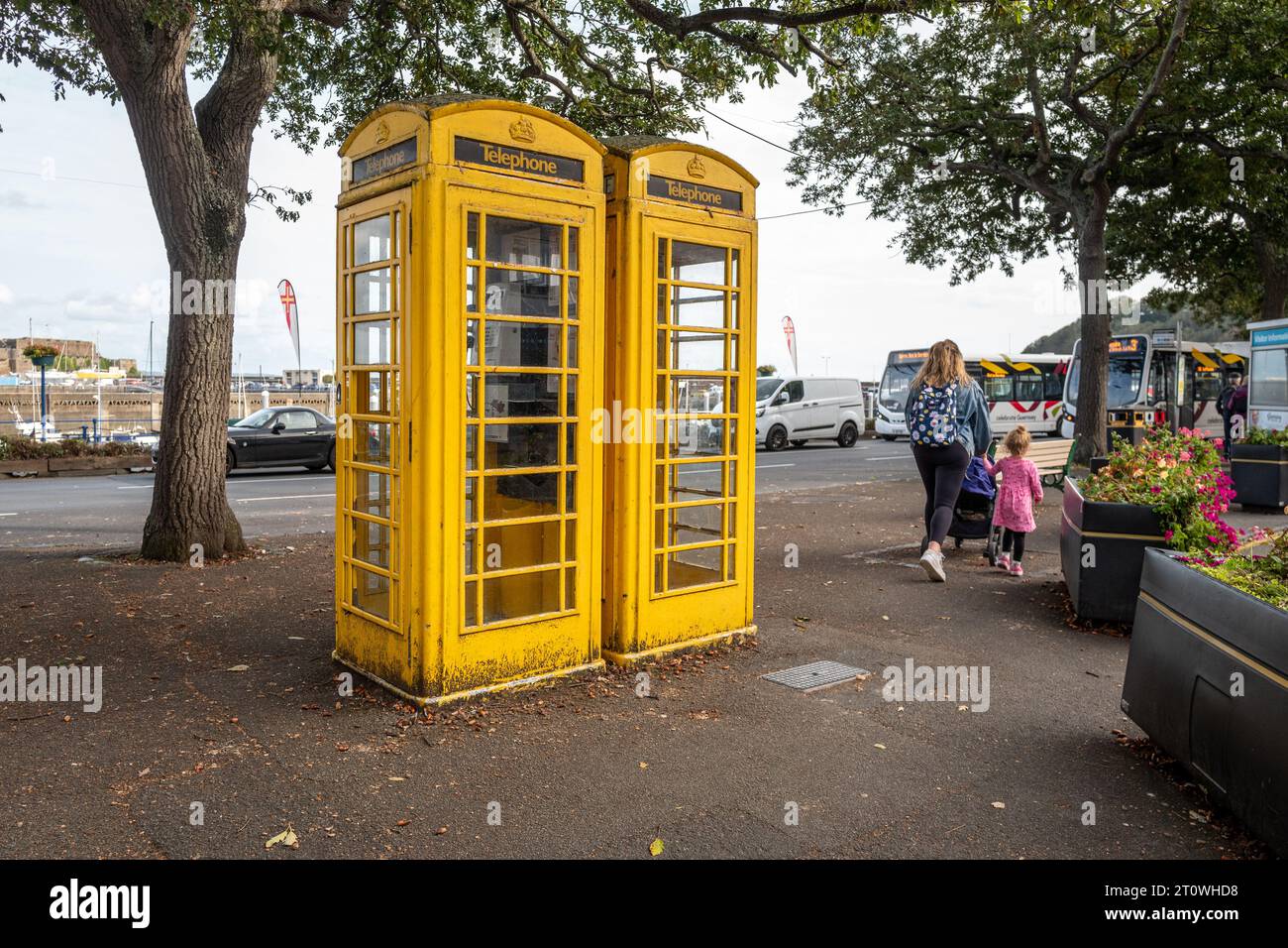 Yellow telephone boxes hi-res stock photography and images - Alamy