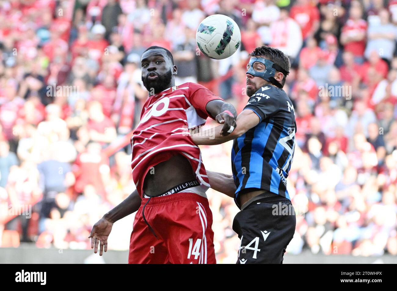 Wilfried Kanga of Standard battles for the ball with Brandon Mechele of ...